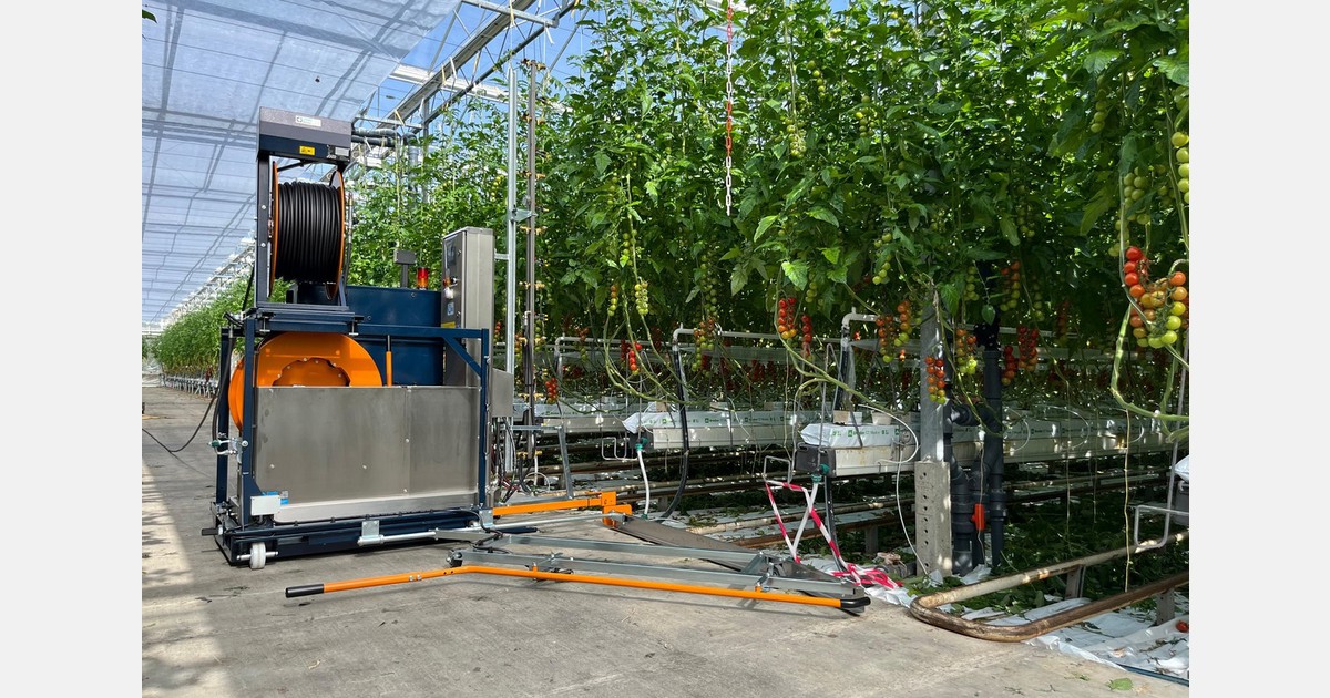 Spuitrobot rijdt automatisch van pad naar pad bij Kwekerij Noordermeer